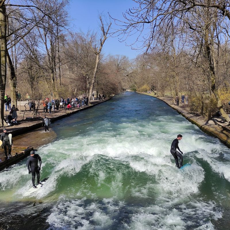 Category:Eisbach surfing - Punto de surf urbano en Altstadt-Lehel, Alemania
