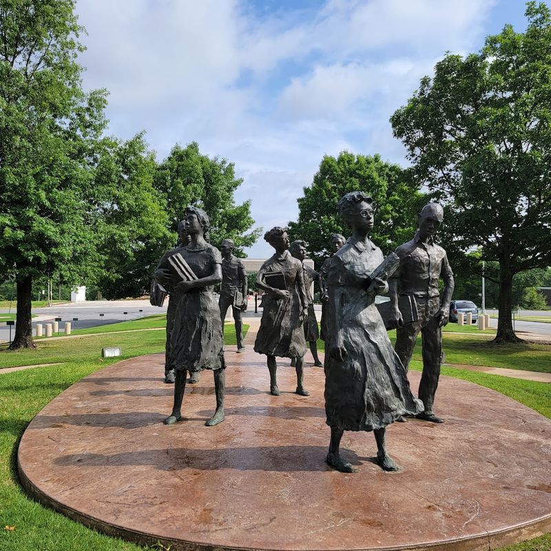 The Monument to the Little Rock Nine - Monument des droits civiques au ...