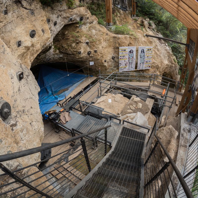 Fumane Cave - Cueva prehistórica y yacimiento arqueológico en Valle ...